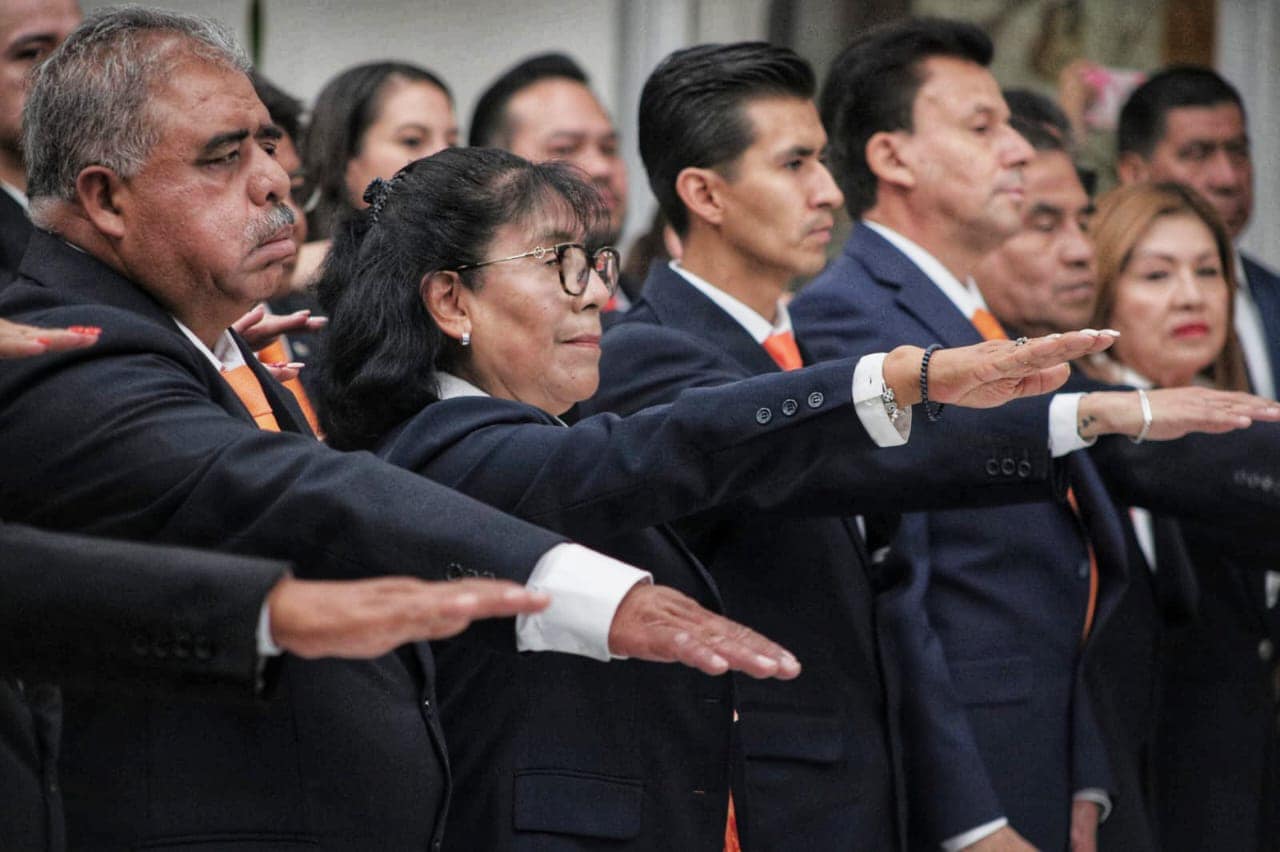 Toma protesta Tere Meneses como secretaria general de la Sección 55
